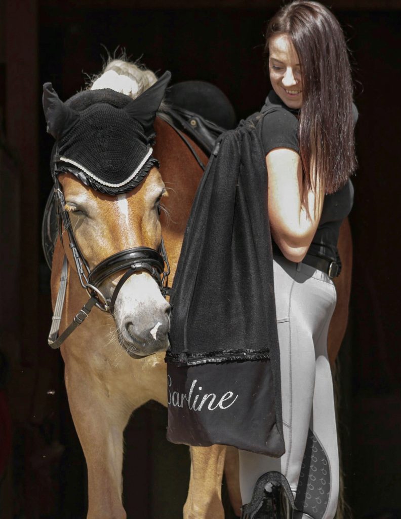 Trensentasche ‘Carline’ + NAME – Shinyhorse Funkelhauben